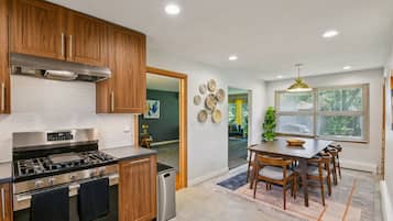 Casa, 4 quartos | Cozinha privada | Um frigorífico, um forno, uma cafeteira/bule, uma torradeira