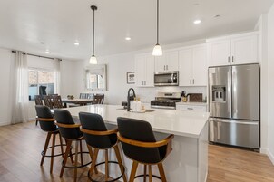 Casa de Férias, 4 quartos | Cozinha privada | Um frigorífico, um forno, uma cafeteira/bule, uma torradeira 