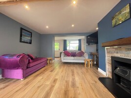 Casa de Campo (The Ship Inn’s Mill cottage) | Sala de estar | Televisor de 32 polegadas com canais digitais 