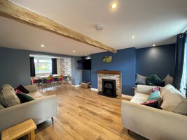 Casa de Campo (The Ship Inn’s Mill cottage) | Sala de estar | Televisor de 32 polegadas com canais digitais 