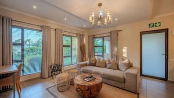 Suite Executiva, varanda, vista para o jardim | Sala de estar