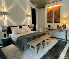 Suite Deluxe, 1 cama king-size, não fumadores, vista para a piscina | Cofre no quarto, com decoração personalizada