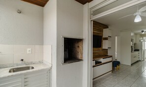 Uma cozinha moderna com forno embutido, pia e bancada de madeira.