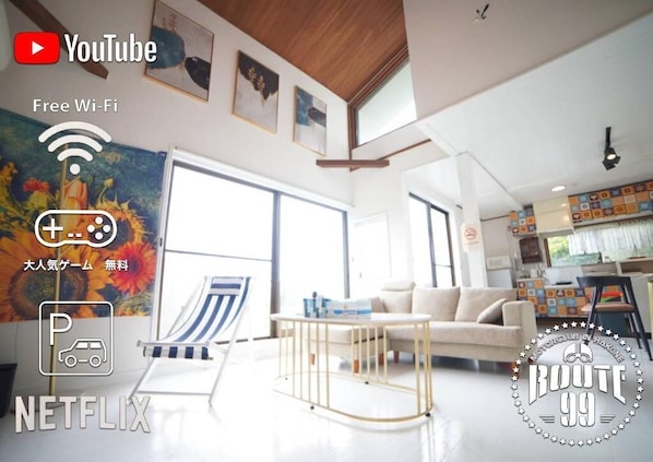 Villa, vista parcial para o oceano | Sala de estar | Televisor