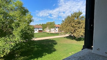 Quarto Triplo, vista para o jardim | Secretária, cortinas/cortinados opacos, Wi-fi grátis