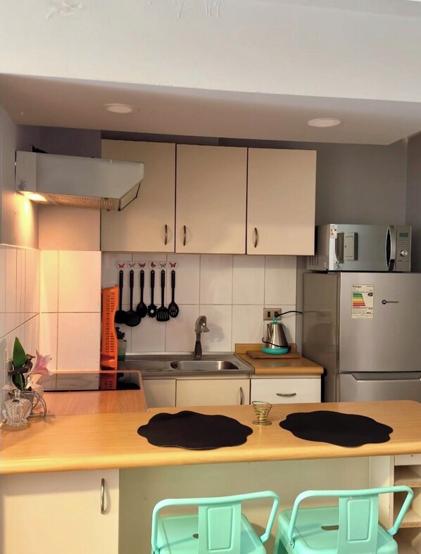Apartamento Comfort | Cozinha privada | Um micro-ondas, um forno, uma placa de cozinha, utensílios de cozinha 