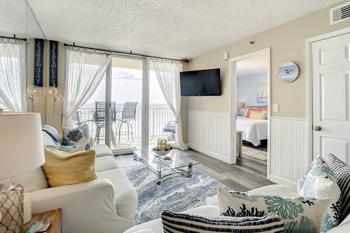 Apartamento em Condomínio Fechado, várias camas, varanda (Oceania Beach Club 505) | Sala de estar