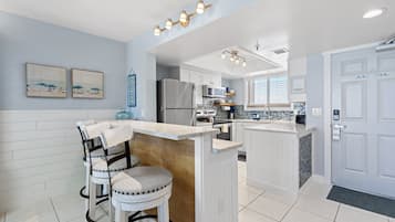 Apartamento em Condomínio Fechado, várias camas, varanda (Oceania Beach Club 603) | Cozinha privada