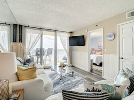 Condo, várias camas, sacada, vista para o oceano (Oceania Beach Club 505) | Área de estar