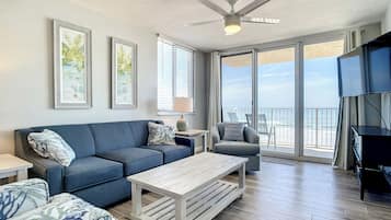 Condo, várias camas, sacada, vista para o oceano (Oceania Beach Club 506) | Área de estar