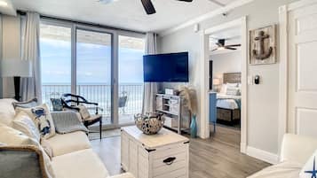 Apartamento em Condomínio Fechado, várias camas, varanda (Oceania Beach Club 605) | 2 quartos, com decoração personalizada, com mobília individualizada