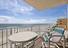 Apartamento em Condomínio Fechado, várias camas, varanda (Oceania Beach Club 601) | Terrenos do alojamento