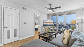 Apartamento em Condomínio Fechado, várias camas, varanda (Oceania Beach Club 507) | Sala de estar