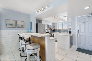 Apartamento em Condomínio Fechado, várias camas, varanda (Oceania Beach Club 603) | Cozinha privada