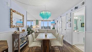 Apartamento em Condomínio Fechado, várias camas, varanda (Oceania Beach Club 505) | Restaurantes