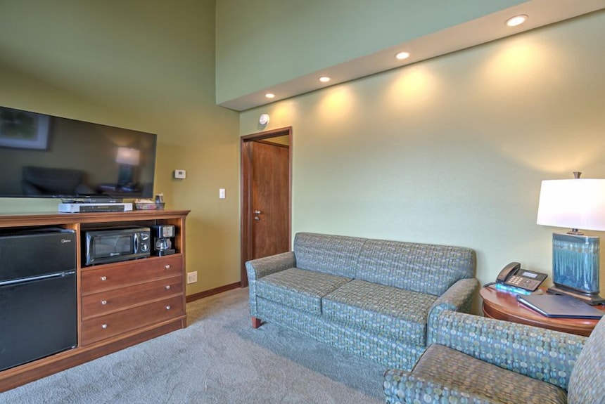 Ocean-view Mini Suite With Queen Bed - Depoe Bay, OR
