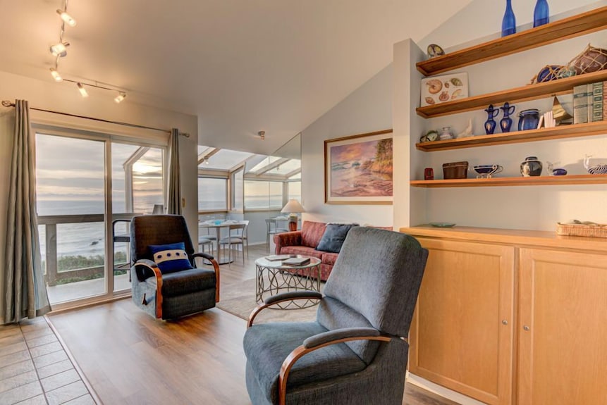 Panoramic Ocean-view Studio With Balcony - Beverly Beach, OR