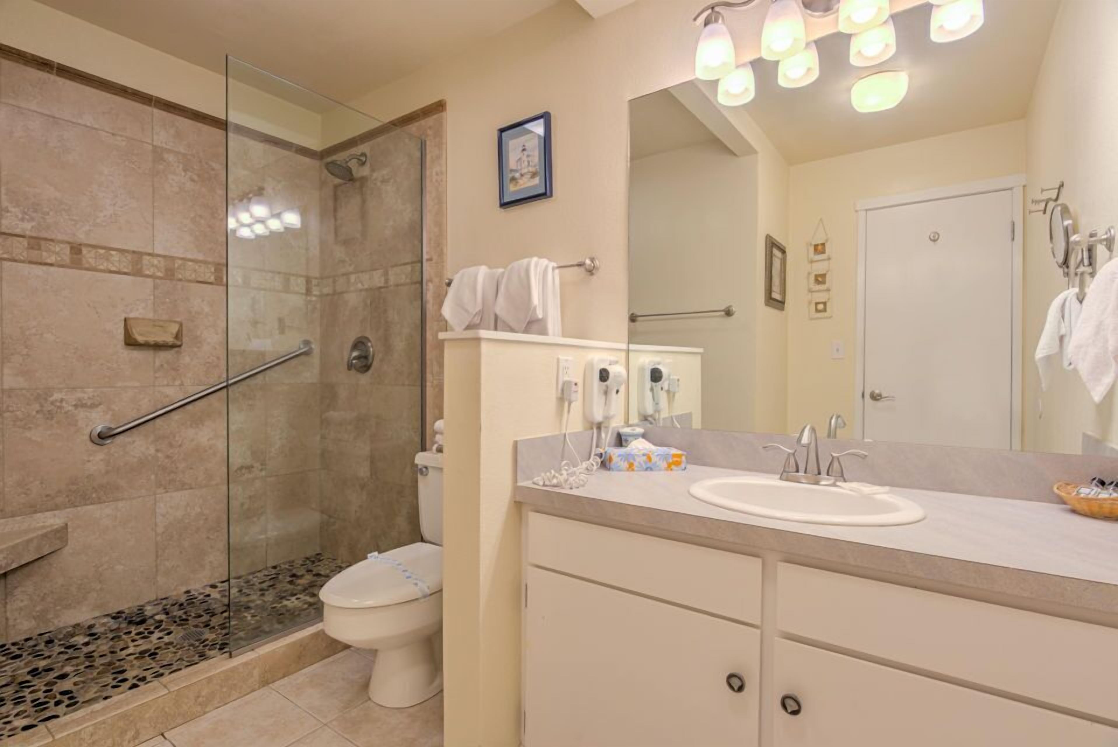 Ocean-view Queen Studio With Private Balcony - Depoe Bay, OR