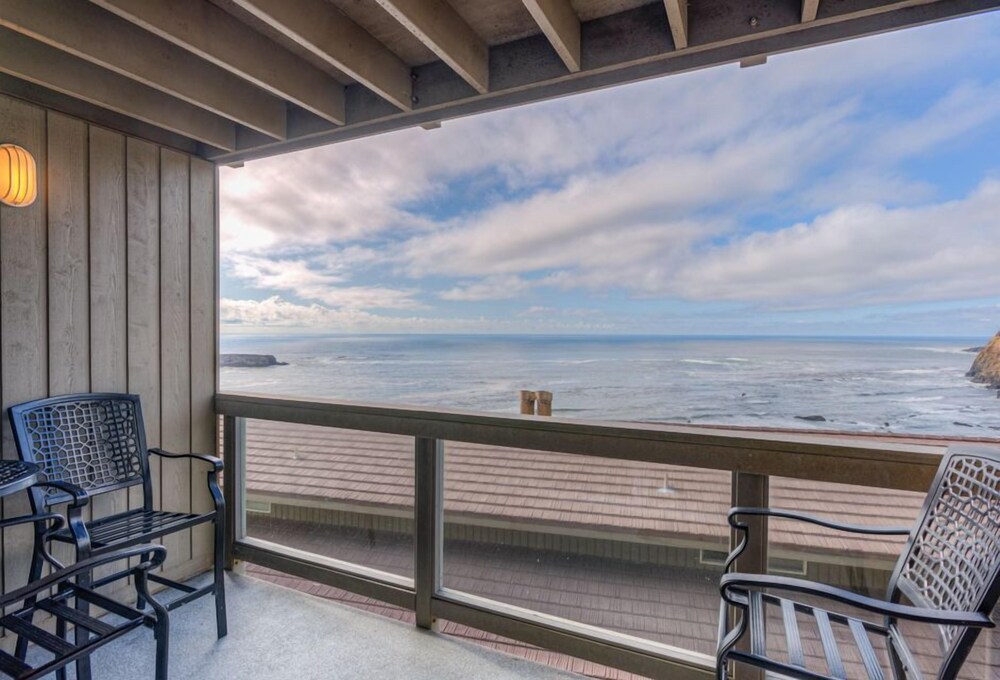 Romantic Ocean-View Suite with King Bed - Otter Rock | Vrbo