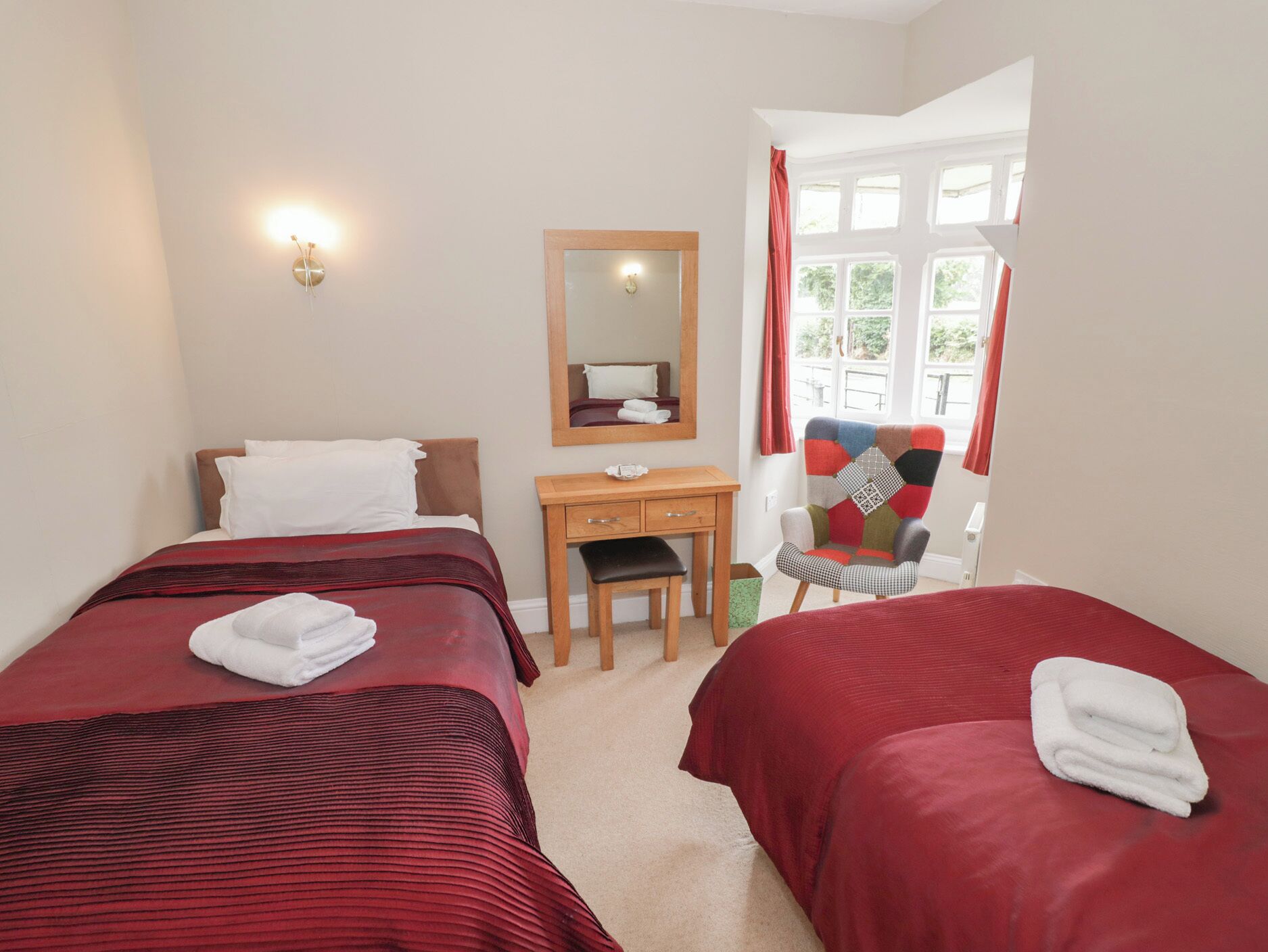 2 quartos, individualmente decorados, individualmente mobiliados