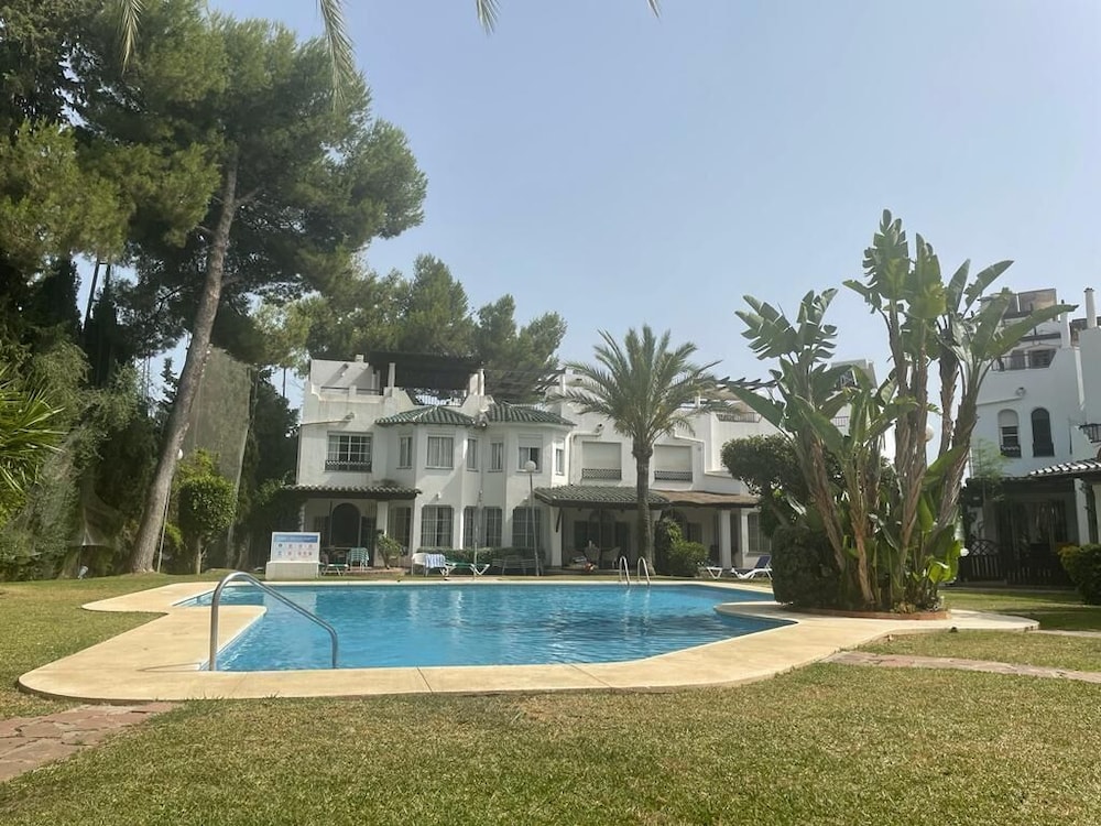 Spacious House W/ Private Pool Next To Golf Club - Marbella