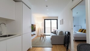 Um apartamento moderno com cozinha, sala de jantar, sala de estar e varanda.