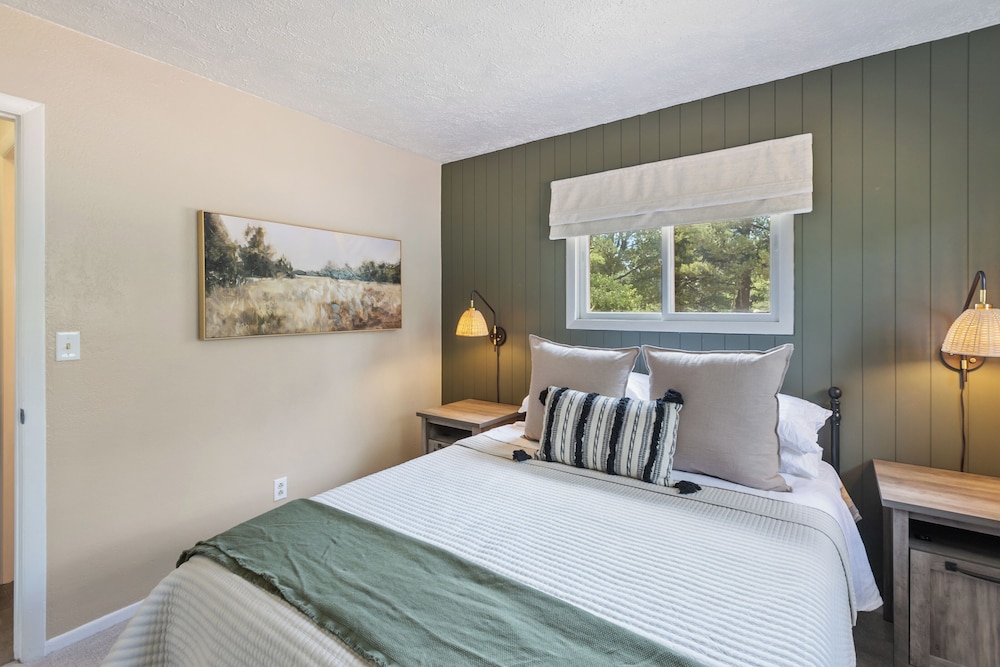 Charming Cabin, Endless Views - Rainbow Valley | Vrbo