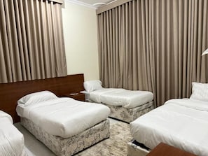 Quarto quádruplo luxo, vista para a cidade | Escrivaninha, Wi-Fi de cortesia