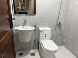 Quarto quádruplo, vista para a cidade | Banheiro | Chuveiro, produtos de toalete grátis, sabonete, shampoo