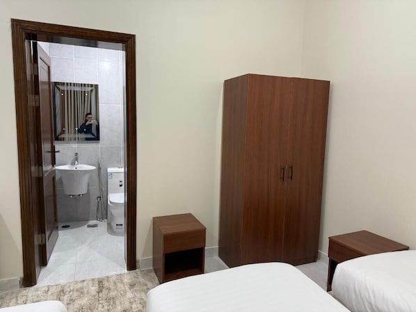 Quarto quádruplo, vista para a cidade | Escrivaninha, Wi-Fi de cortesia
