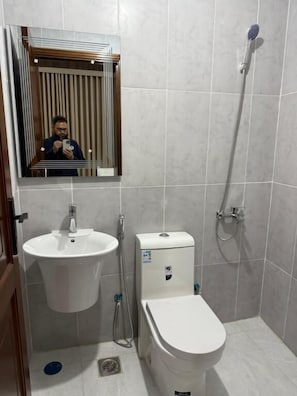 Quarto quádruplo, vista para a cidade | Banheiro | Chuveiro, produtos de toalete grátis, sabonete, shampoo