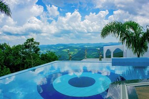 Piscina exterior, guarda-sóis