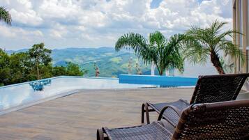 Piscina externa, guarda-sóis