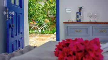 Chalé luxo, várias camas, vista para o pátio | Frigobar, individualmente decorados, individualmente mobiliados