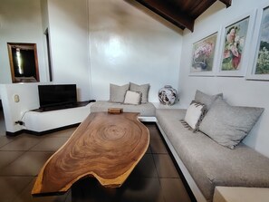 Vila família, 4 quartos, ao lado da piscina | Área de estar | Smart TV 42 polegadas com canais via satélite