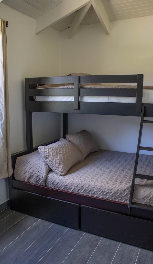 Vila panorâmica, 4 quartos, ao lado da praia | Cofres nos quartos, individualmente decorados