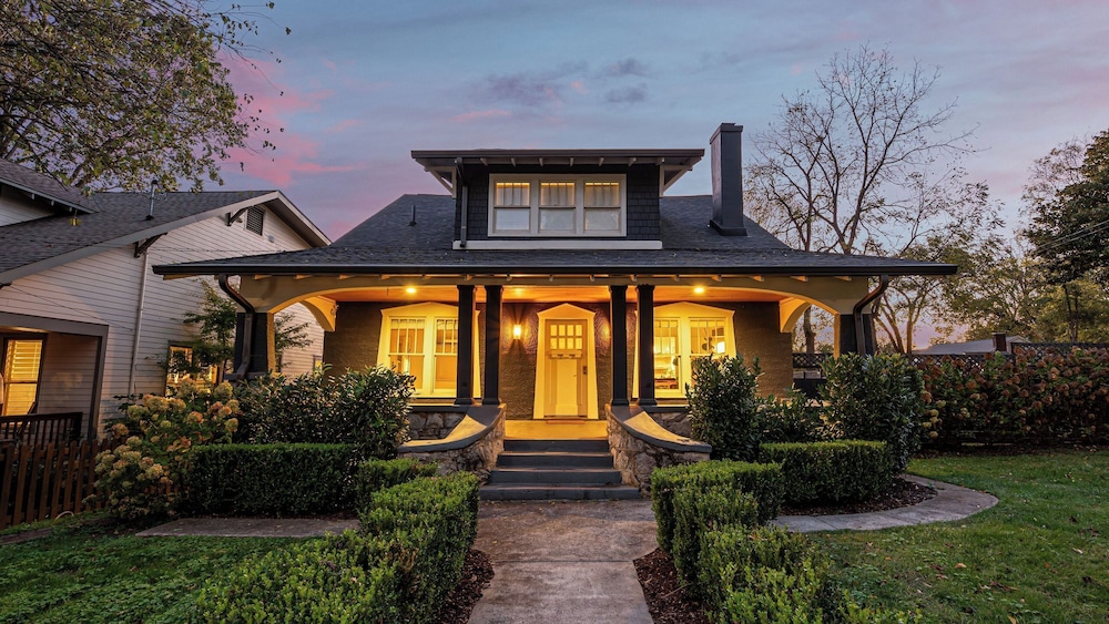 East Nashville Retreat W/ Fireplace, Backyard Firepit, Outdoor Dining & Minutes From Downtown Music, Food & Nightlife Chapel House By Avantstay - Nashville, TN