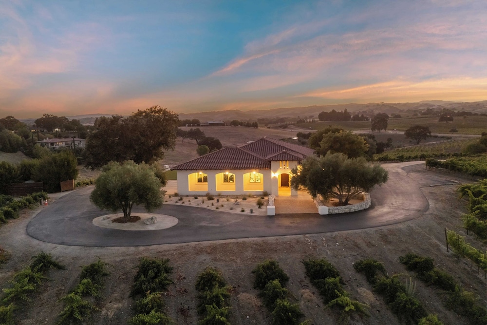 Wine Country Escape W/ Views + Wine Cellar & Gym Caterina Dusi Vineyard By Avantstay - Paso Robles, CA