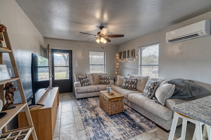 Live Oak Cottage In Concan - Concan, TX