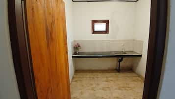 Quarto conforto, varanda | Escrivaninha, ferros/tábuas de passar roupa, Wi-Fi de cortesia