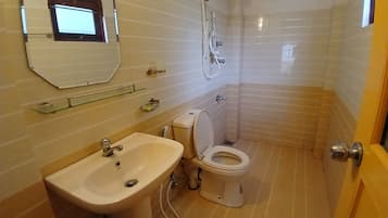 Quarto conforto, varanda | Banheiro | Toalhas de banho, sabonete, papel higiênico