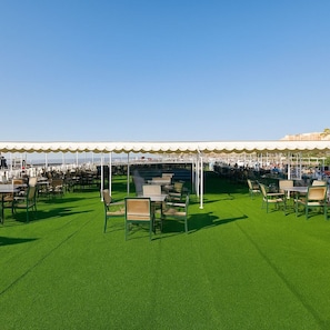 Terraço com espreguiçadeiras