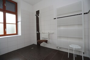 Quarto Duplo Comfort, Vista para a cidade | Casa de banho | Um polibã, toalhas fornecidas, sabão, champô