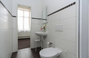 Quarto Duplo, Vista para a cidade | Casa de banho | Um polibã, toalhas fornecidas, sabão, champô 