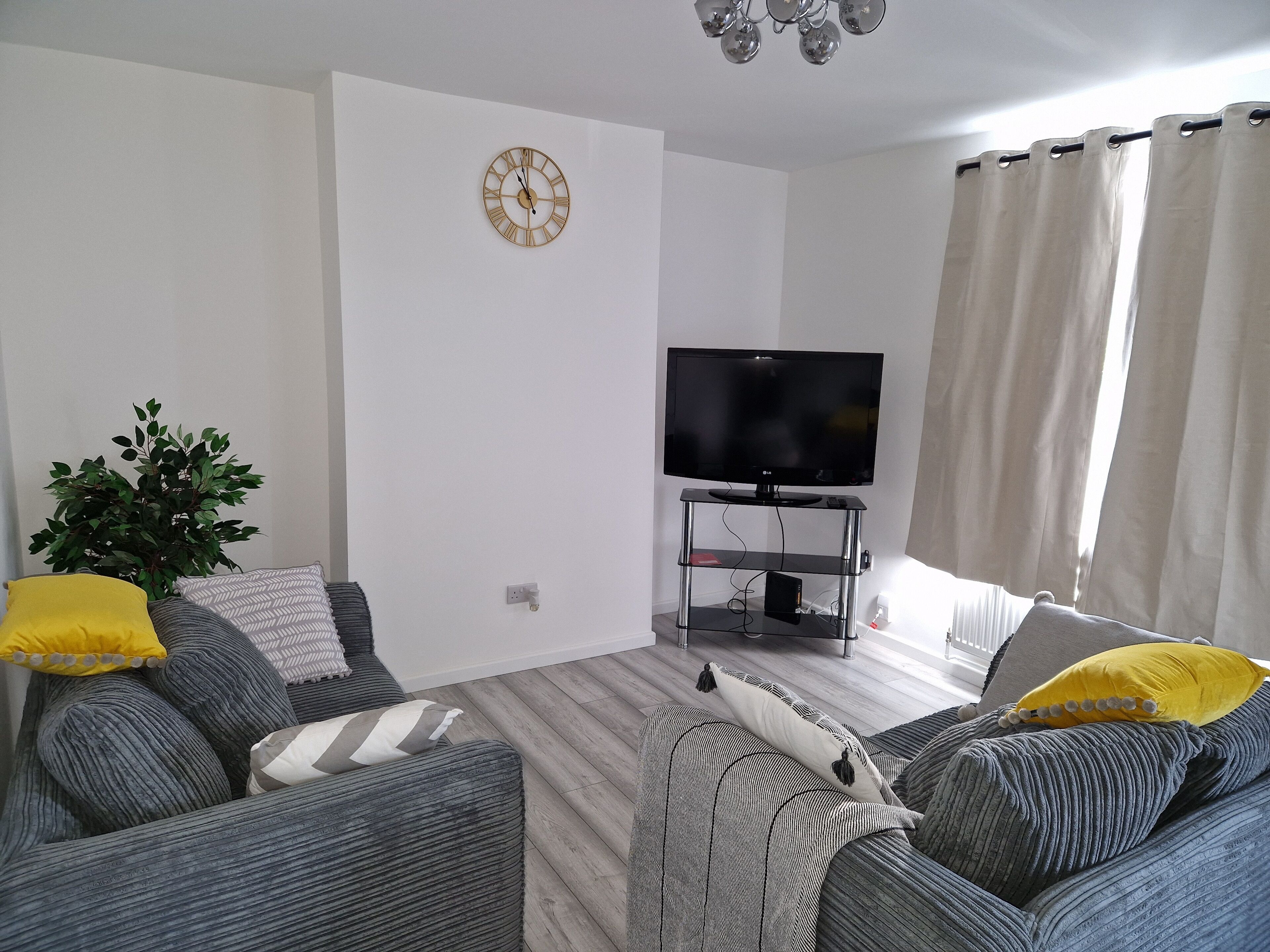 Large Swindon House | Big Garden For Photoshoot - Swindon