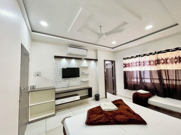 Quarto triplo superior | Roupas de cama premium, escrivaninha, espaço de trabalho para notebook