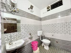 Quarto quádruplo superior | Banheiro | Chuveiro, ducha de hidromassagem, bidê, toalhas de banho