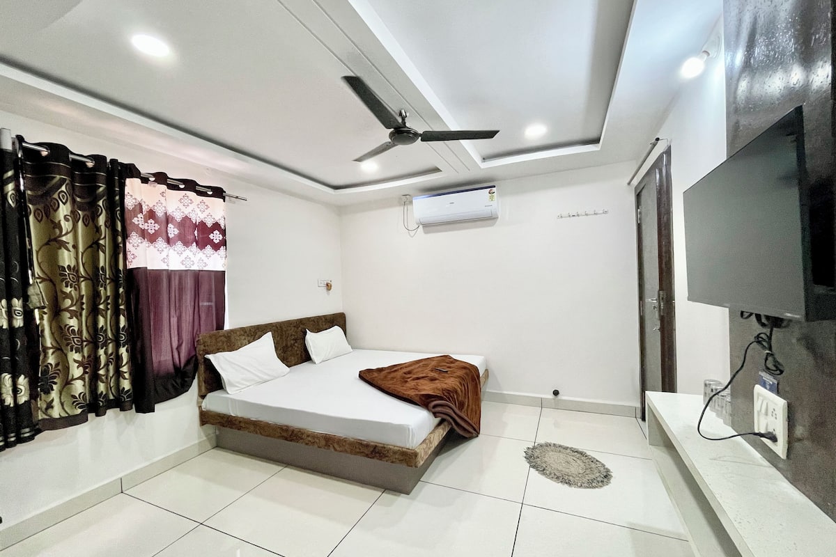 Quarto casal superior | Roupas de cama premium, escrivaninha, espaço de trabalho para notebook