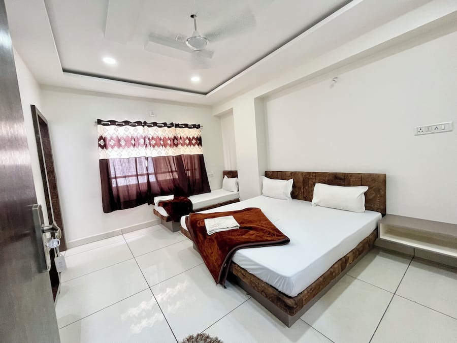 Quarto triplo superior | Roupas de cama premium, escrivaninha, espaço de trabalho para notebook