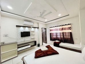 Quarto triplo superior | Roupas de cama premium, escrivaninha, espaço de trabalho para notebook